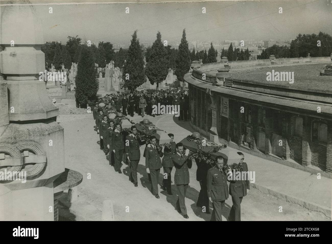 Madrid, 07/02/1942. Spanish Civil War. Transfer of the remains of seven ...