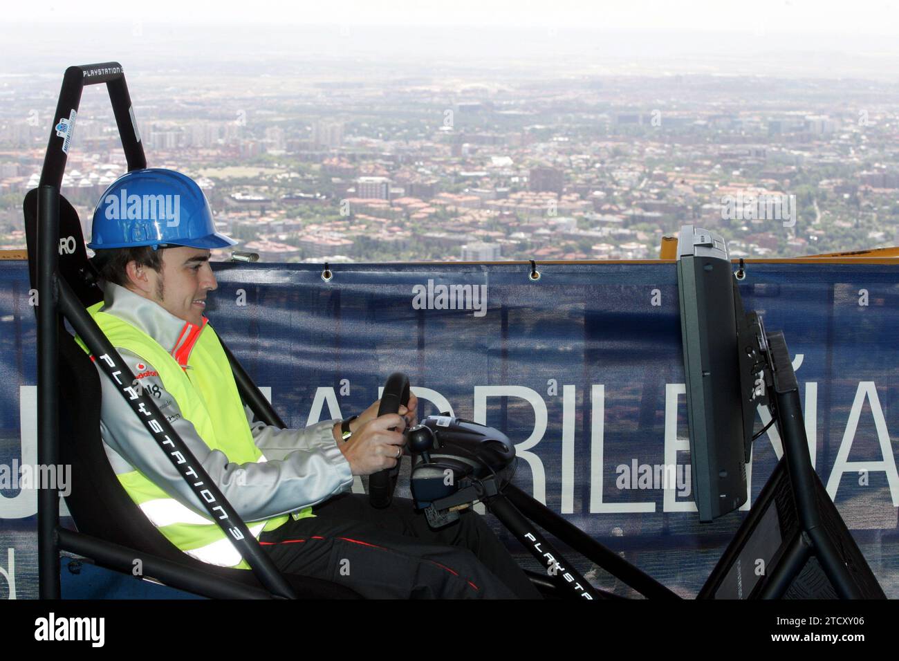 Madrid, 06/22/2007. Fernando Alonso tests a Formula 1 simulator in one ...
