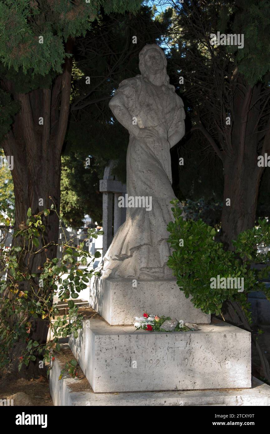Madrid, 10/30/2011. Almudena Cemetery. All Saints' Day Eve. In the ...