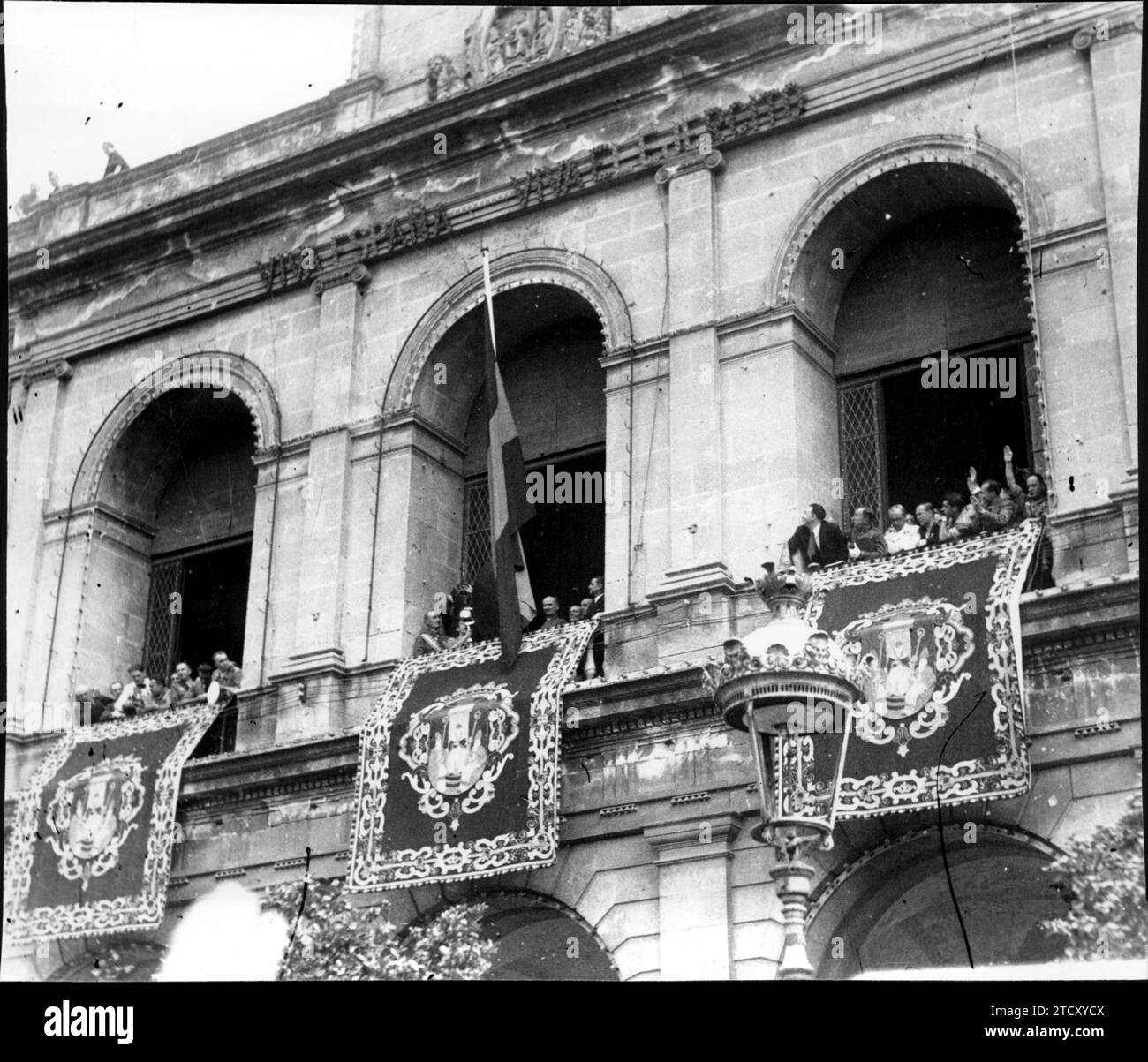 Seville, 07/21/1936. Spanish Civil War. Moment when the two-color flag ...