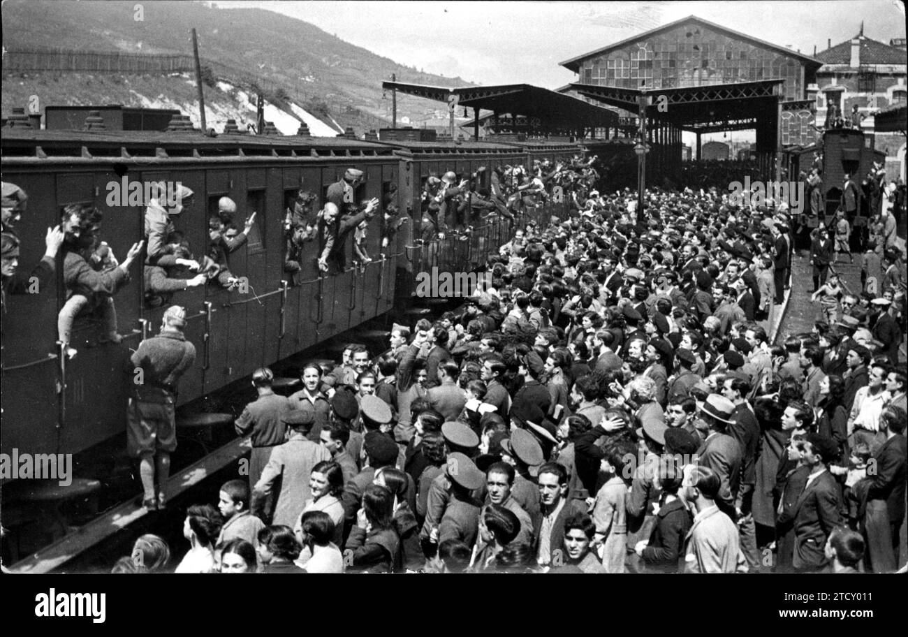 12/31/1934. The people of Oviedo say goodbye to the fifth Flag, at the ...