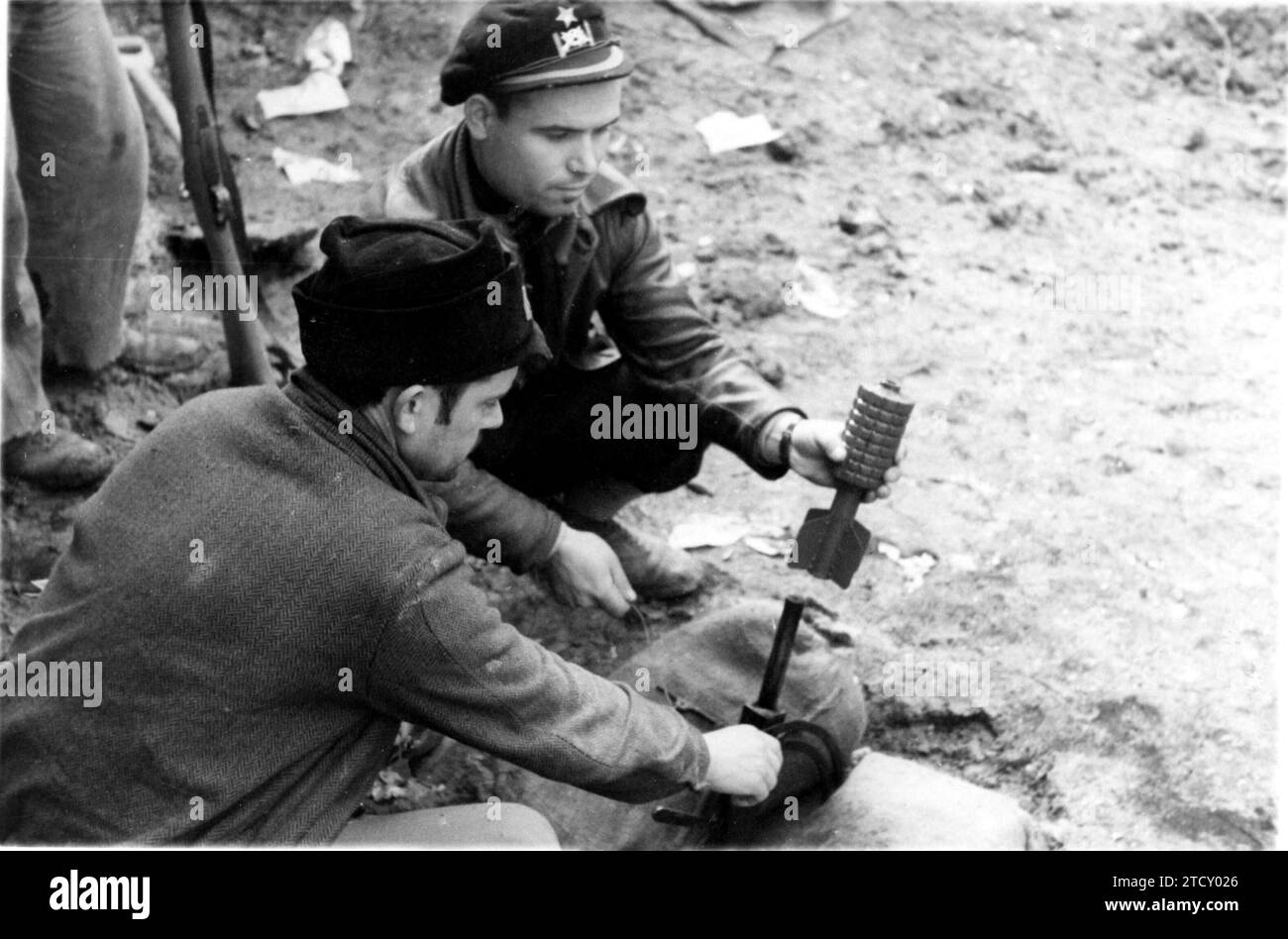 09/01/1936. Soldiers of the Republican Army Prepare to Launch a ...