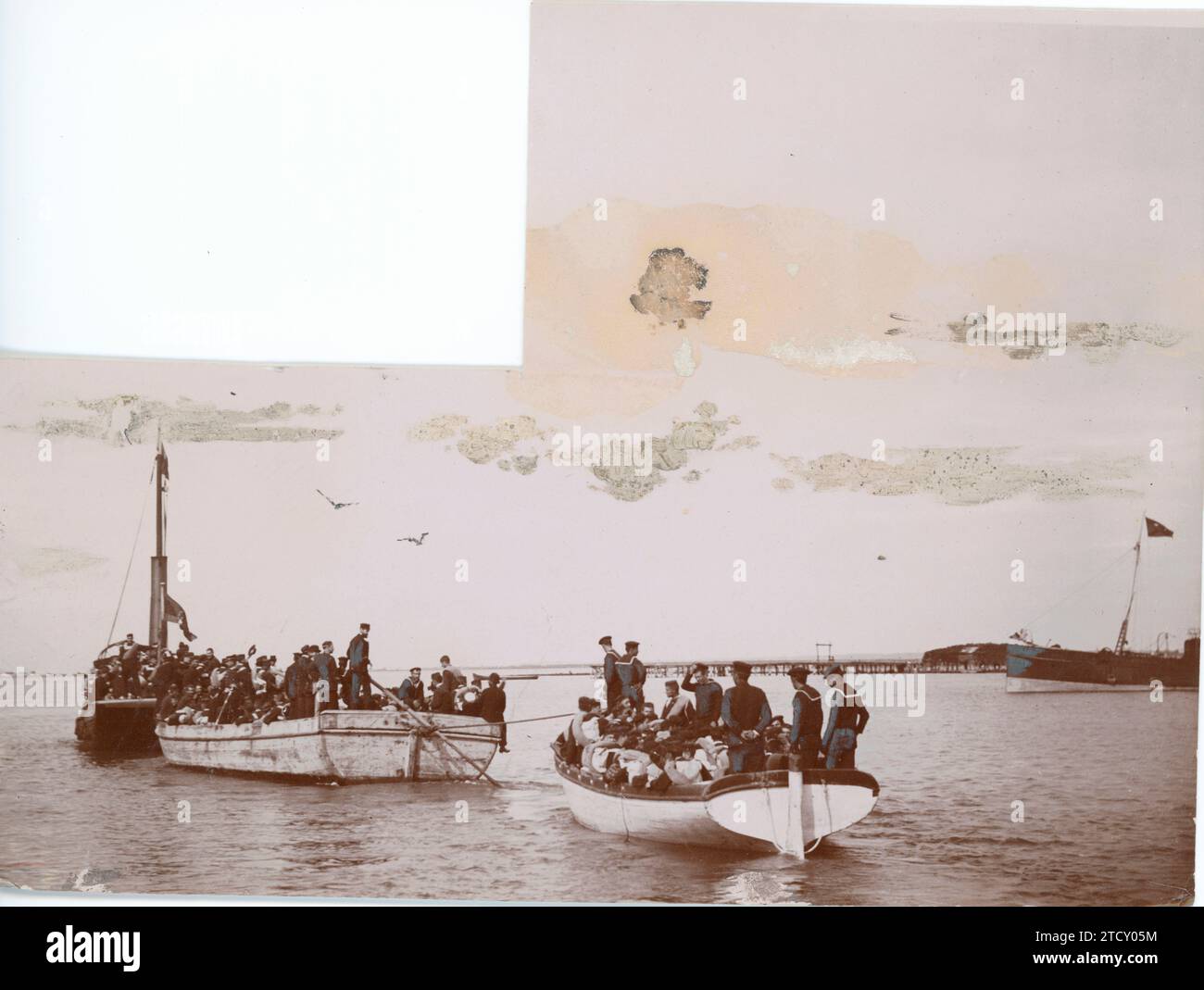 Cadíz, November 1895. Cuban War. Embarkation of troops from the marine ...
