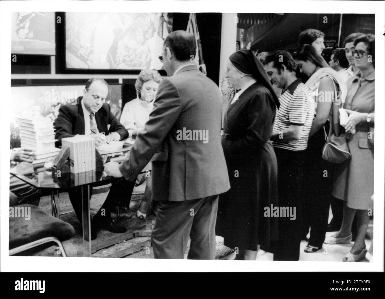 Fraga's electoral campaign for the 1982 General Elections. In the Image ...