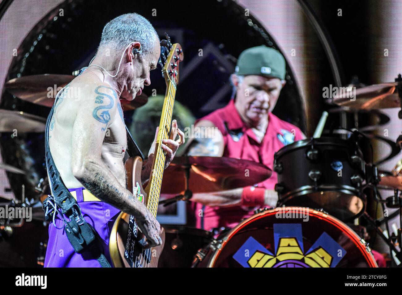 Red Hot Chili Peppers: Flea (bass), Chad Smith (drums). Live in Buenos ...