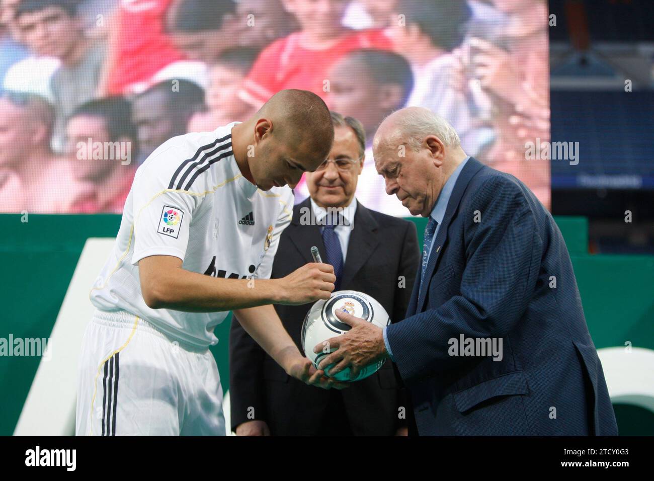 Madrid, 07/08/2009. Presentation of Benzema. Photo: Ignacio Gil. Archdc ...