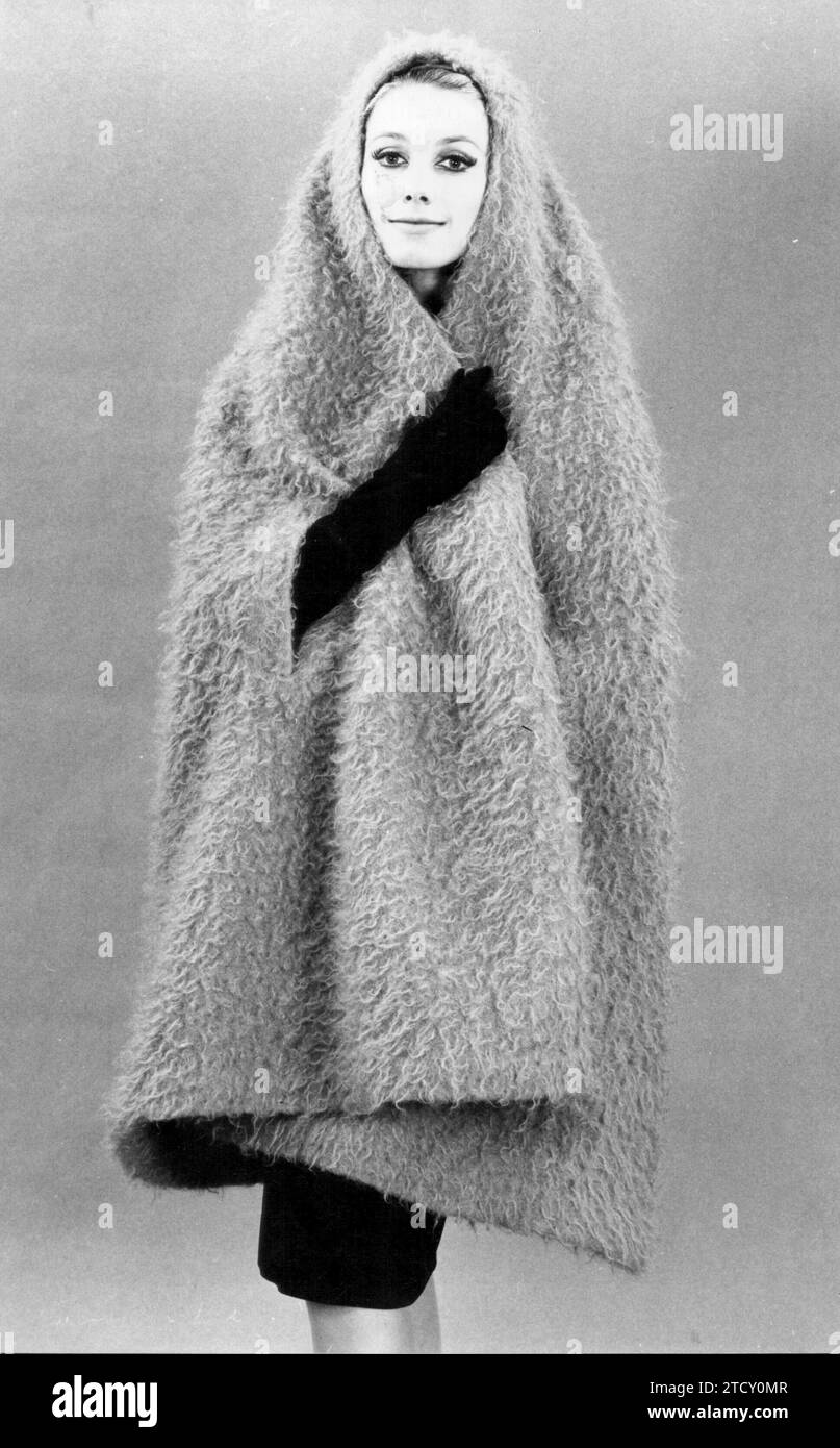 12/31/1962. In the Image, a thick wool layer to combat the Cold. He wears a suit made of black ...