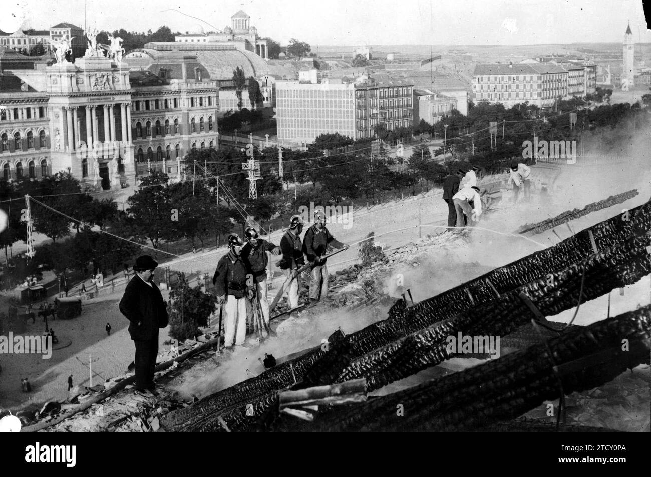 Madrid, 06/14/1907. Provincial Hospital fire. Firefighters on the roof ...