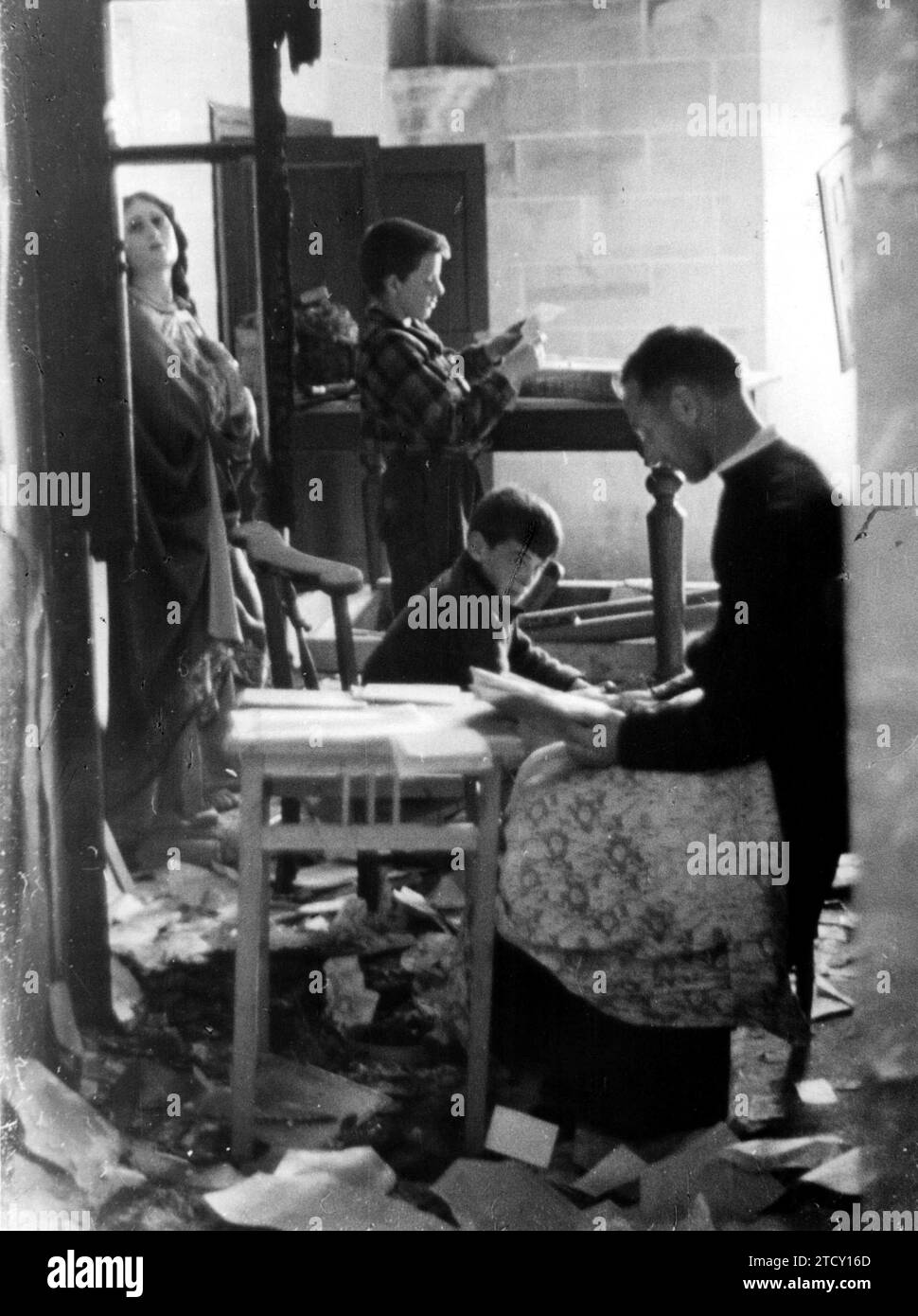 08/01/1939. The parish priest of Somorrostro, in front of an image of ...