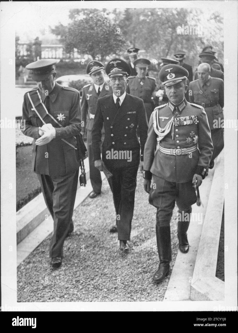 12/31/1939. The captain general with the German consul and the military ...