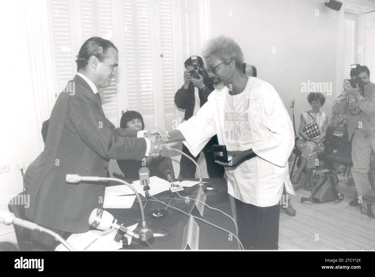 06/10/1992. Mario Conde presented Soyinka with the theater medal from ...