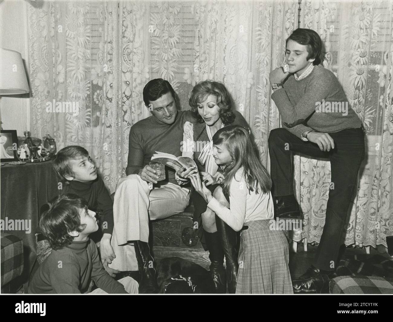 12/31/1979. Carlos Larrañaga and María Luisa Merlo at home with their ...