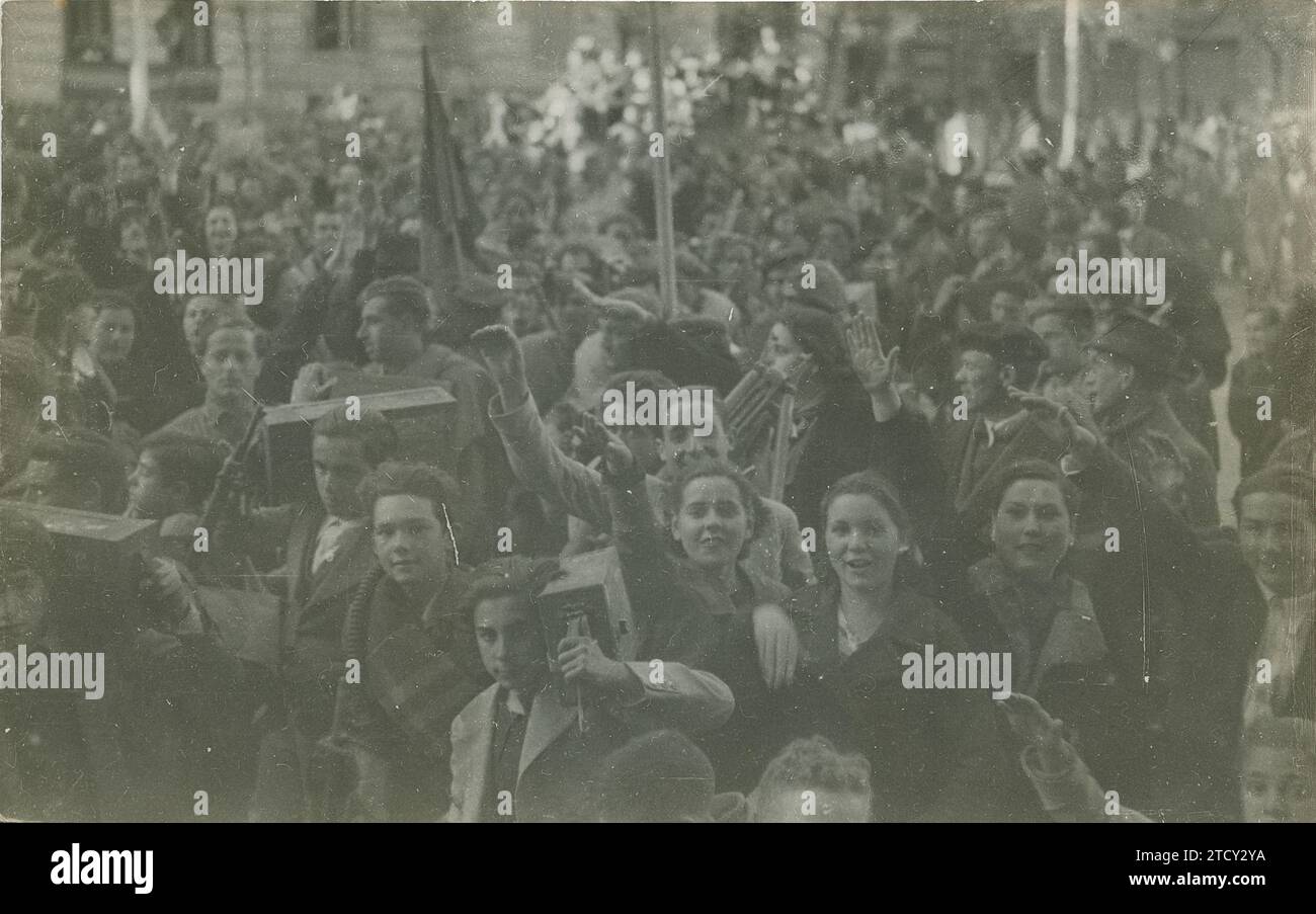 Madrid, 03/28/1939. Spanish Civil War. Liberation in Madrid, people ...