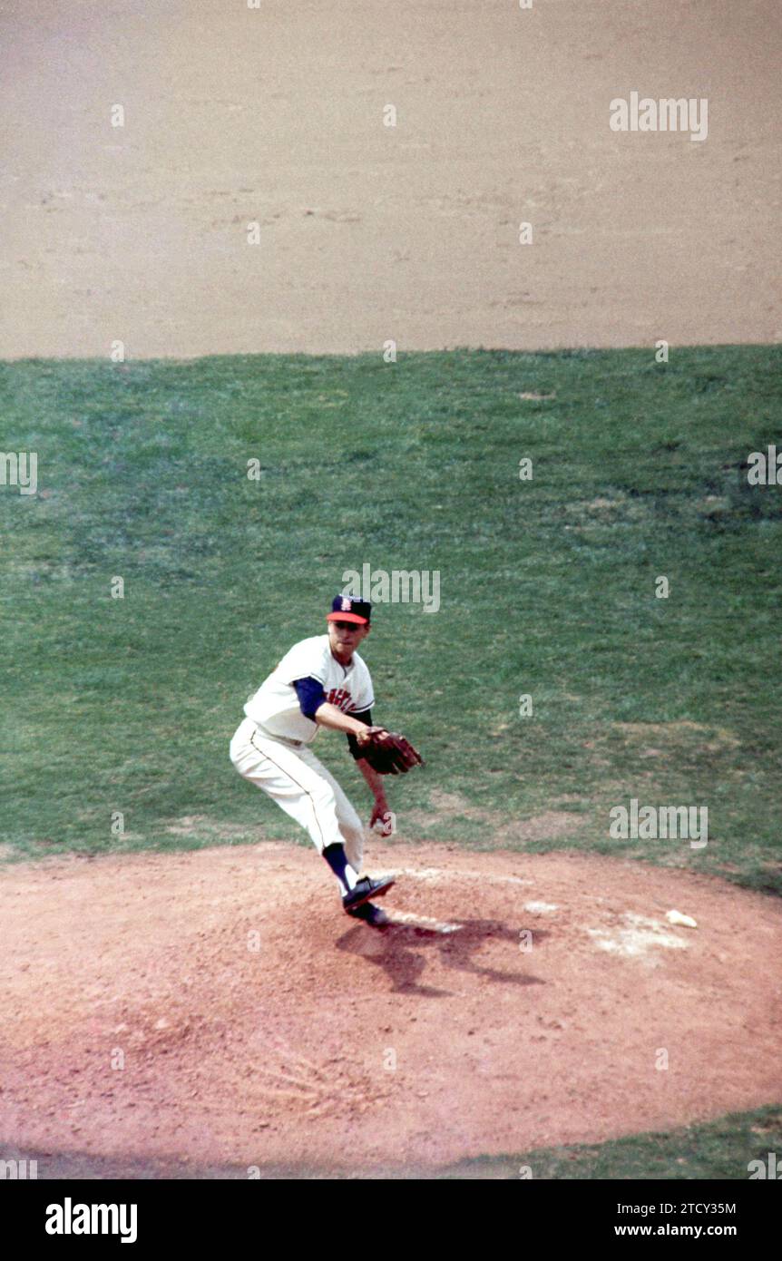 LOS ANGELES, CA - JUNE 14: Pitcher Bo Belinsky #36 of the Los Angeles ...
