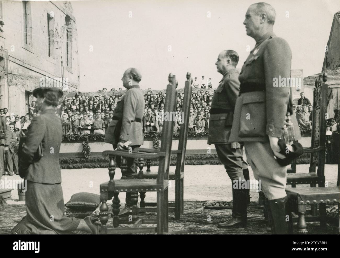 Gijón, 1940 (CA.). Mass in the ruins of the Simancas barracks, before ...