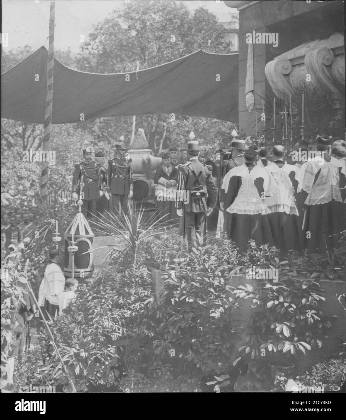 Monument of the Plaza de la Loyalty during the Masses Celebrated on the morning of May 2, 1918 ...