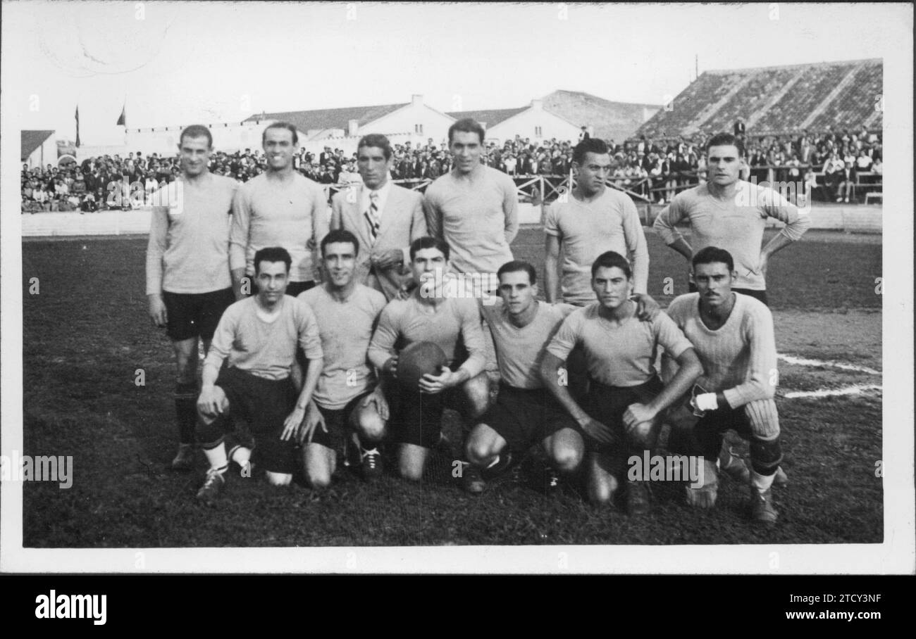 12/31/1932. Sabadell. The Sabadell team with its coach Mr. Juan has to ...