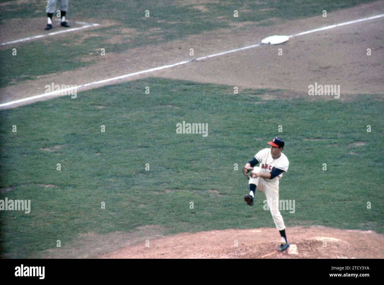 LOS ANGELES, CA - JUNE 14: Pitcher Bo Belinsky #36 of the Los Angeles ...