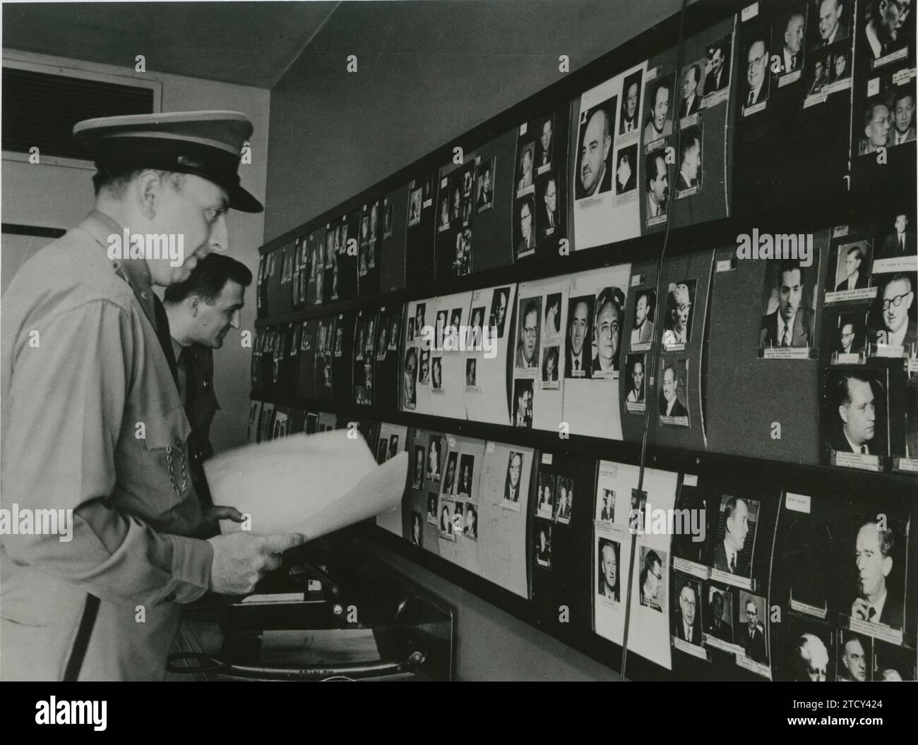 New York, 08/08/1958. One hundred and forty security guards are ...