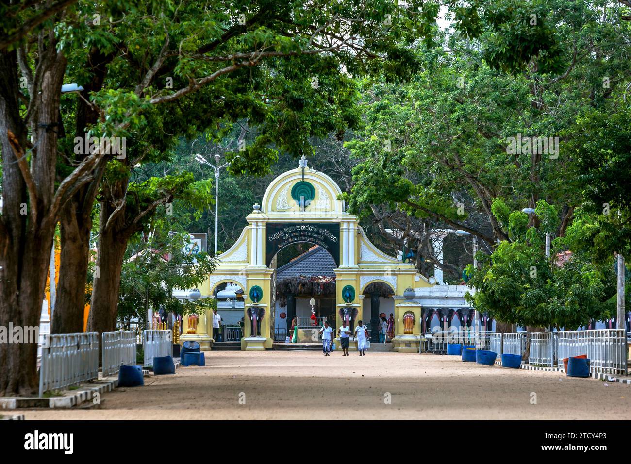 The entrance gates to Ruhunu Maha Kataragama Devalaya (Kataragama ...