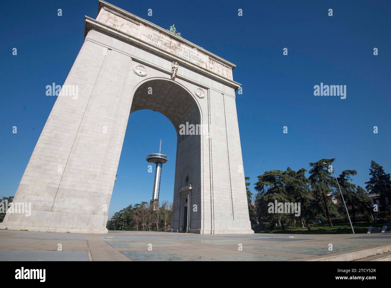Madrids victory arch hi-res stock photography and images - Alamy