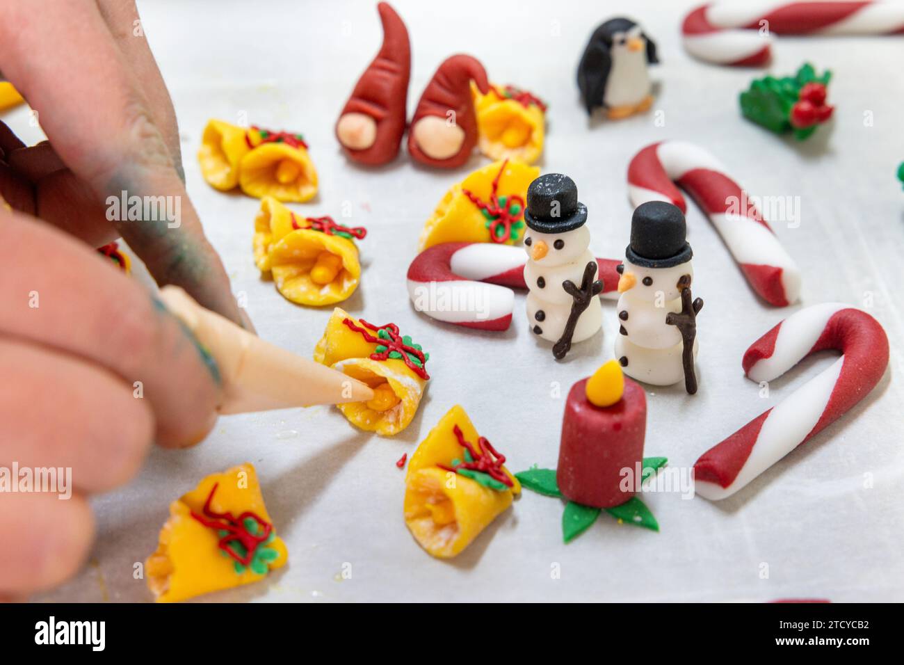 Erfurt, Germany. 13th Dec, 2023. A pastry chef creates Christmas ...