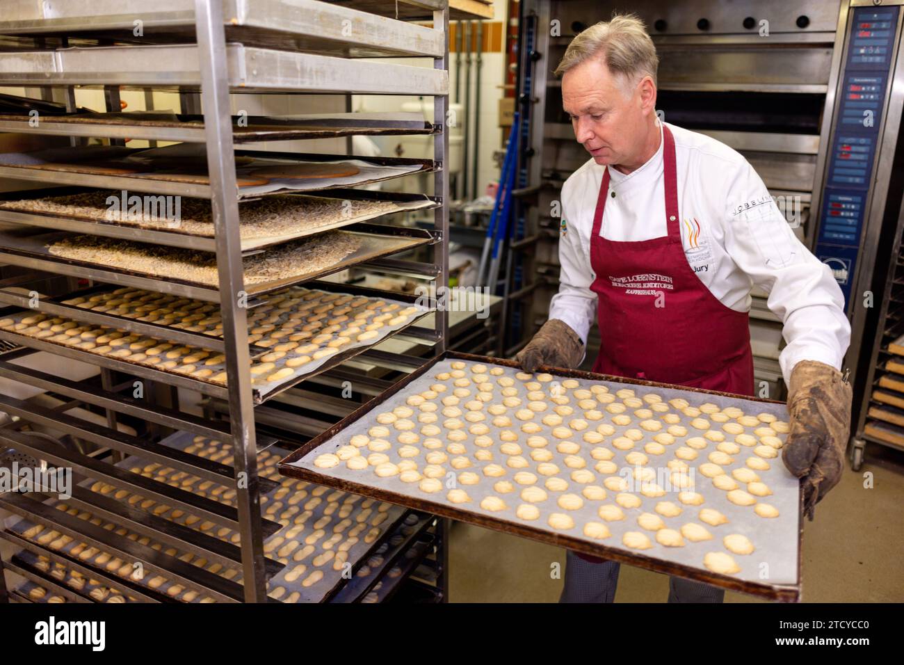Erfurt, Germany. 13th Dec, 2023. Stefan Lobenstein, master confectioner ...