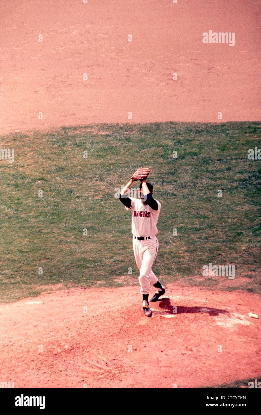 LOS ANGELES, CA - JUNE 14: Pitcher Bo Belinsky #36 of the Los Angeles ...