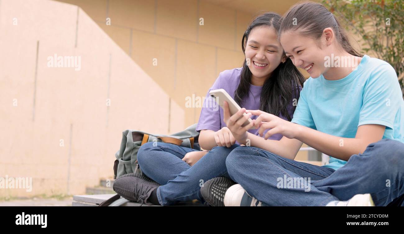 Happy teenage girls talking class hi-res stock photography and images ...