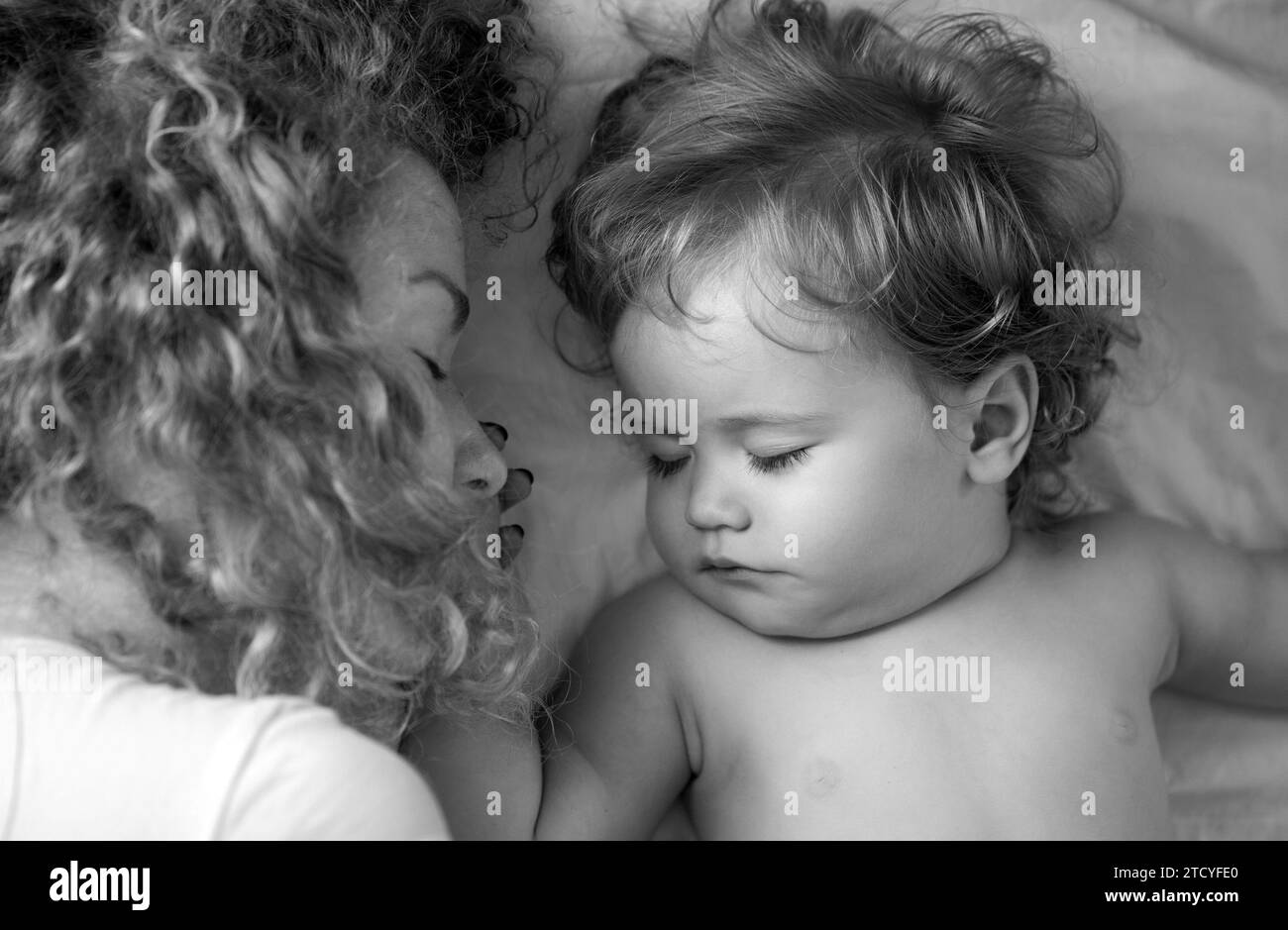 Mother and baby child sleeping together. Healthy peaceful sleep Stock ...