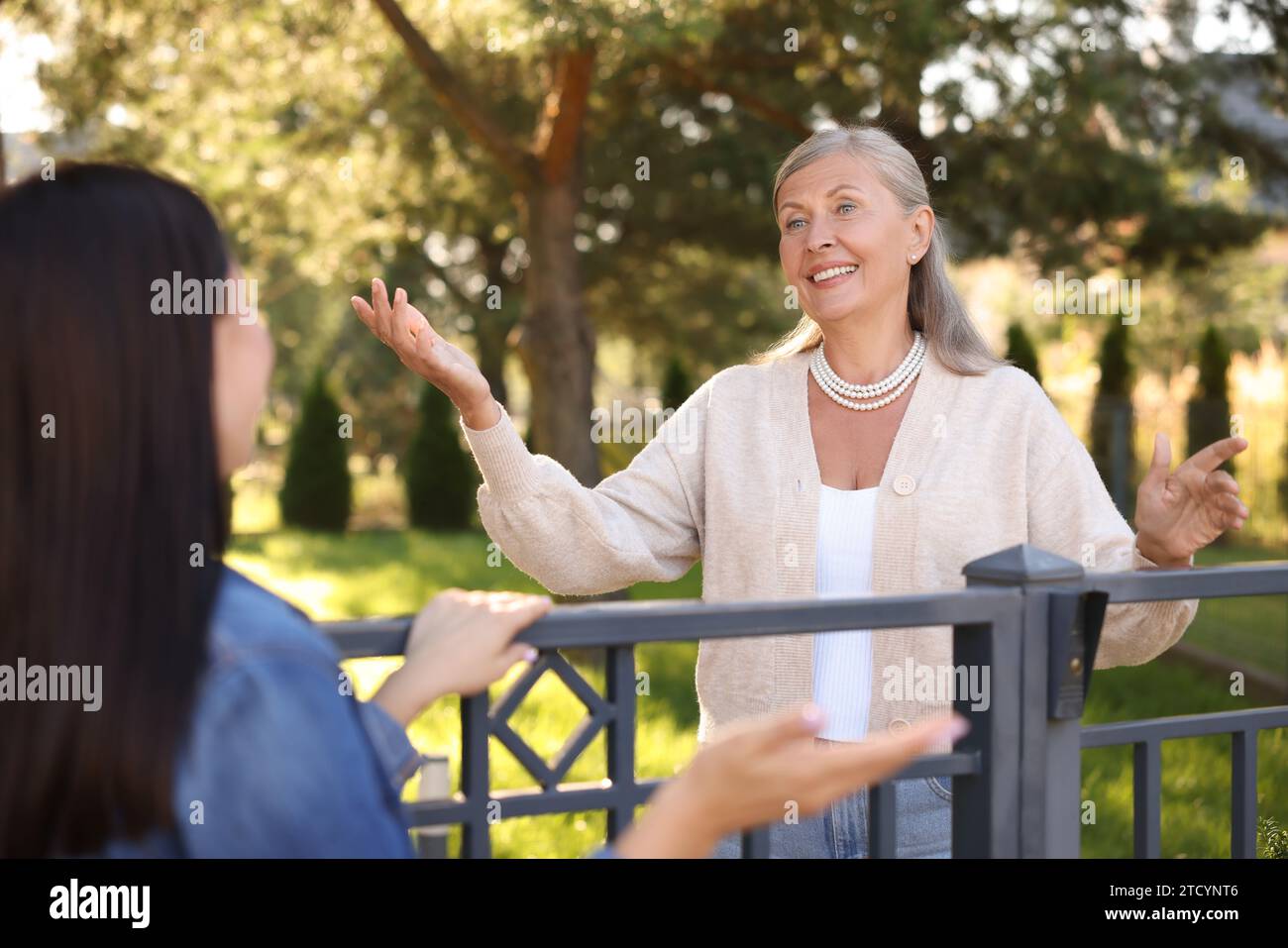 Neighbours talking fence hi-res stock photography and images - Alamy