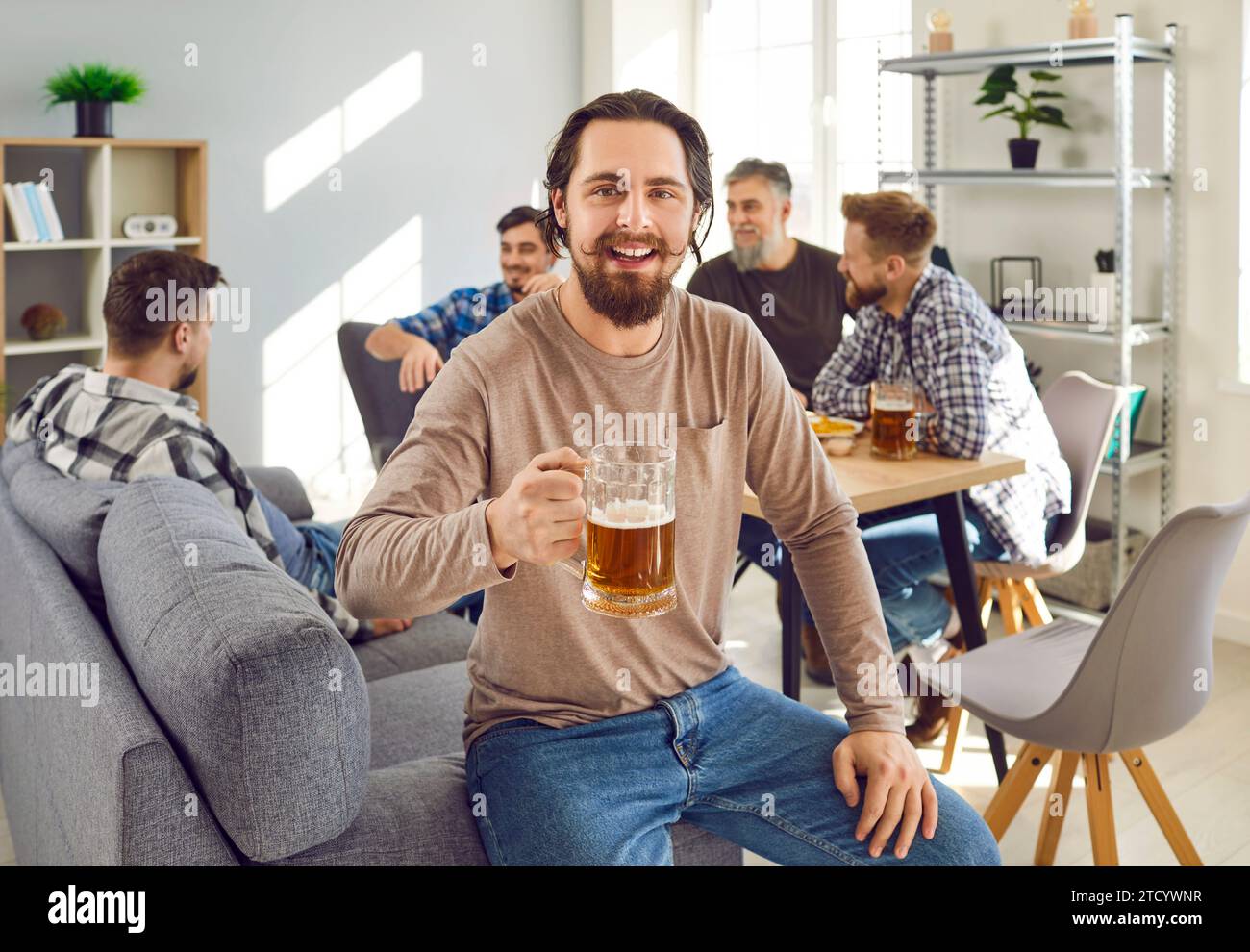 Friends drinking beer at home hi-res stock photography and images - Alamy