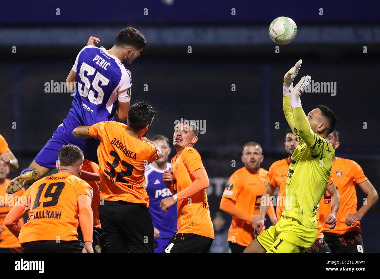 (231215) -- ZAGREB, Dec. 15, 2023 (Xinhua) -- Dino Peric (L, top) of ...
