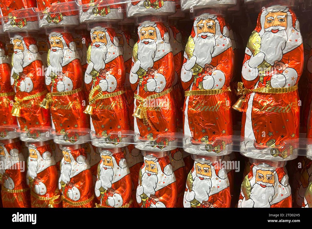 Weihnachtmänner der Marke Lindt stehen im Regal eines Supermarktes in ...