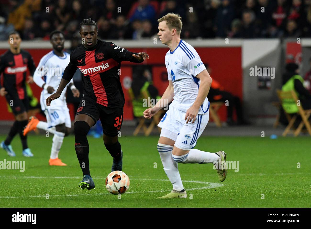 Ken Izekor ( Bayer 04 Leverkusen ) im Zweikampf mit Eirik Haugan ...