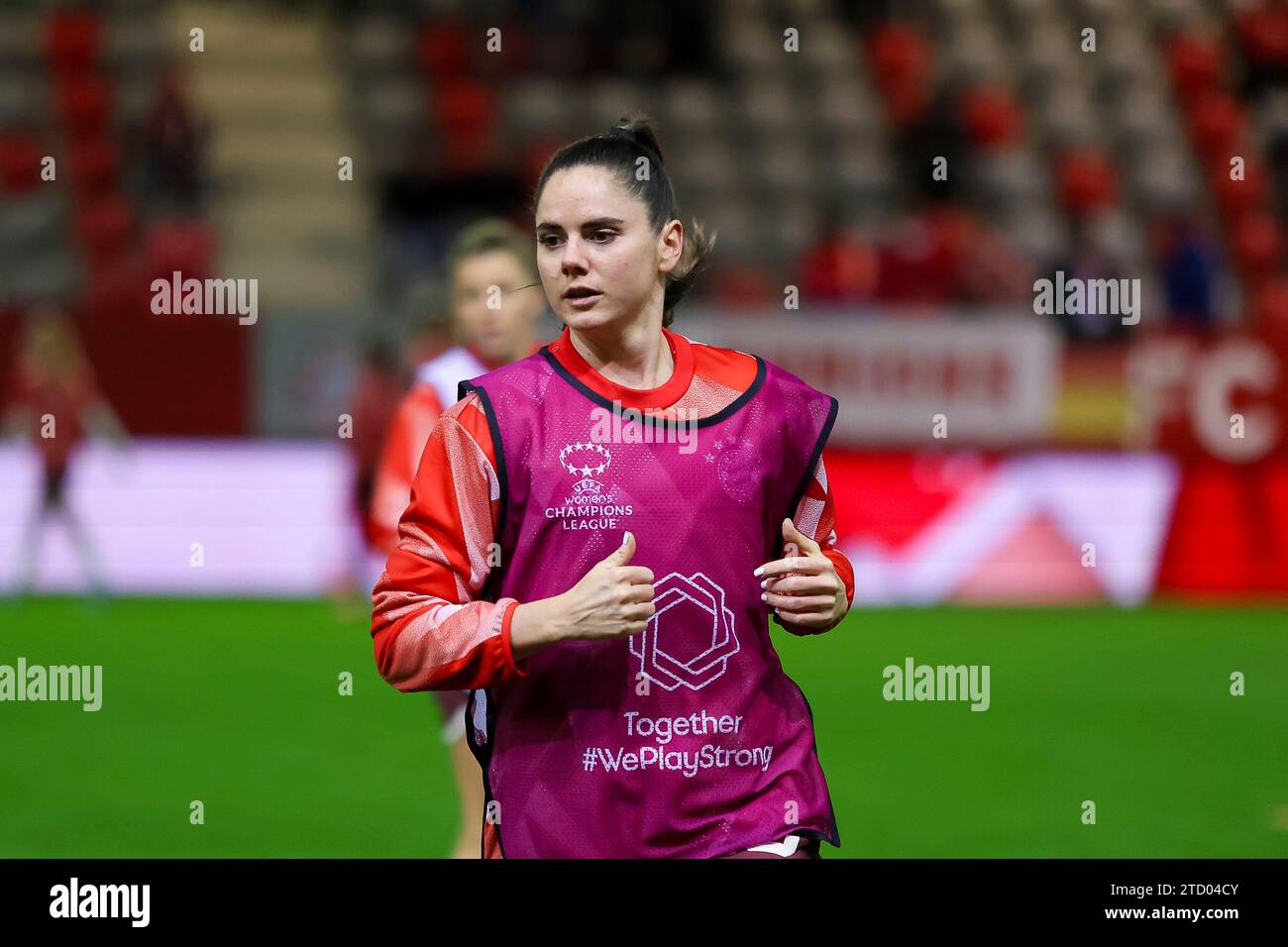 Sarah Zadrazil (FC Bayern Muenchen, #25) beim Aufwaermen, Oberkoerper ...