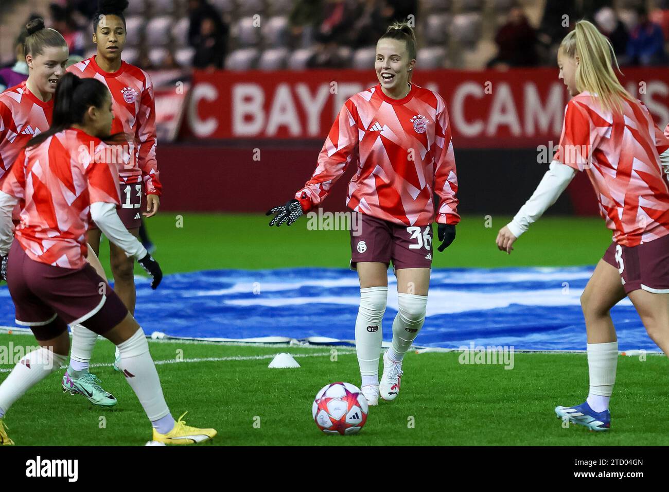 Laura Gloning (FC Bayern Muenchen, #36) beim Aufwaermen, FC Bayern ...