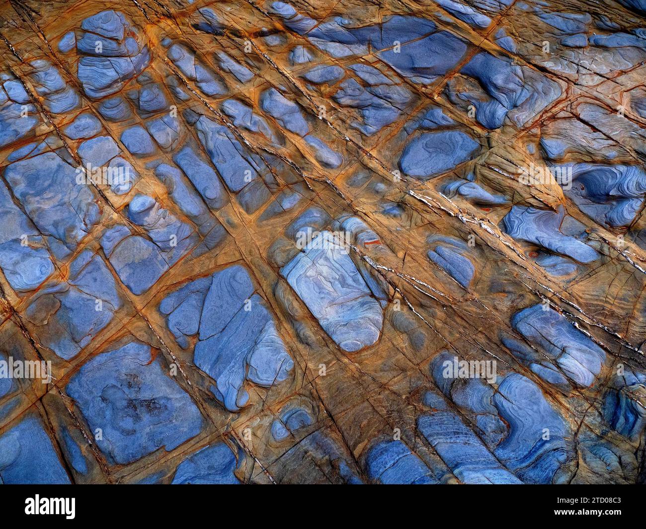 Rocks with quartz on the beach, Praia da Amoreira beach, Aljezur Stock ...