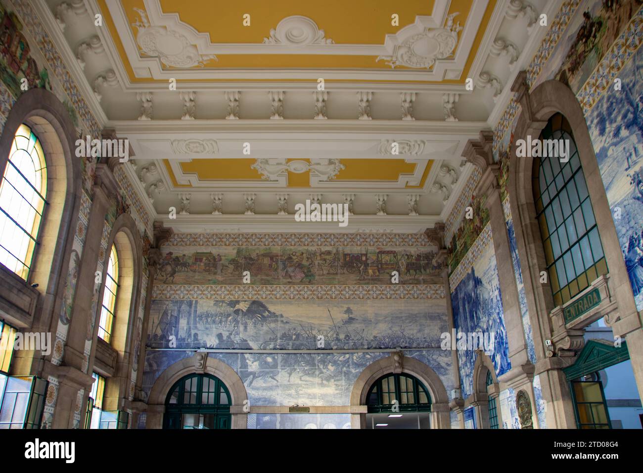 Sao Bento railway station in Porto, Portugal Stock Photo - Alamy