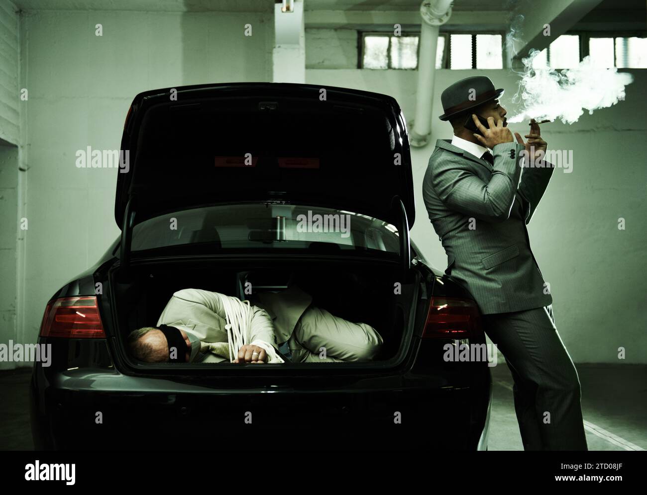 Phone call, smoking and criminal with hostage in trunk for negotiation ...