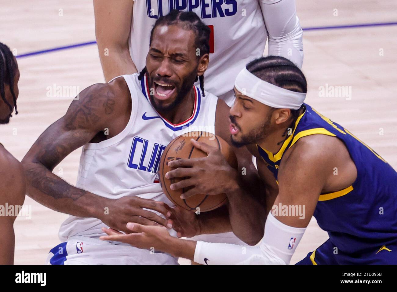 Los Angeles Clippers' Kawhi Leonard (L) and Golden State Warriors ...