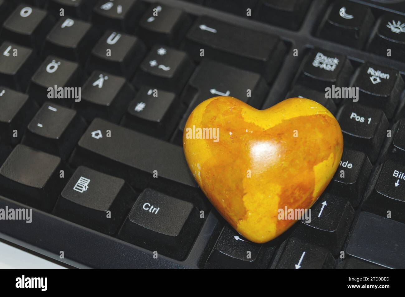 yellow heart on a computer keyboard, love online Stock Photo - Alamy