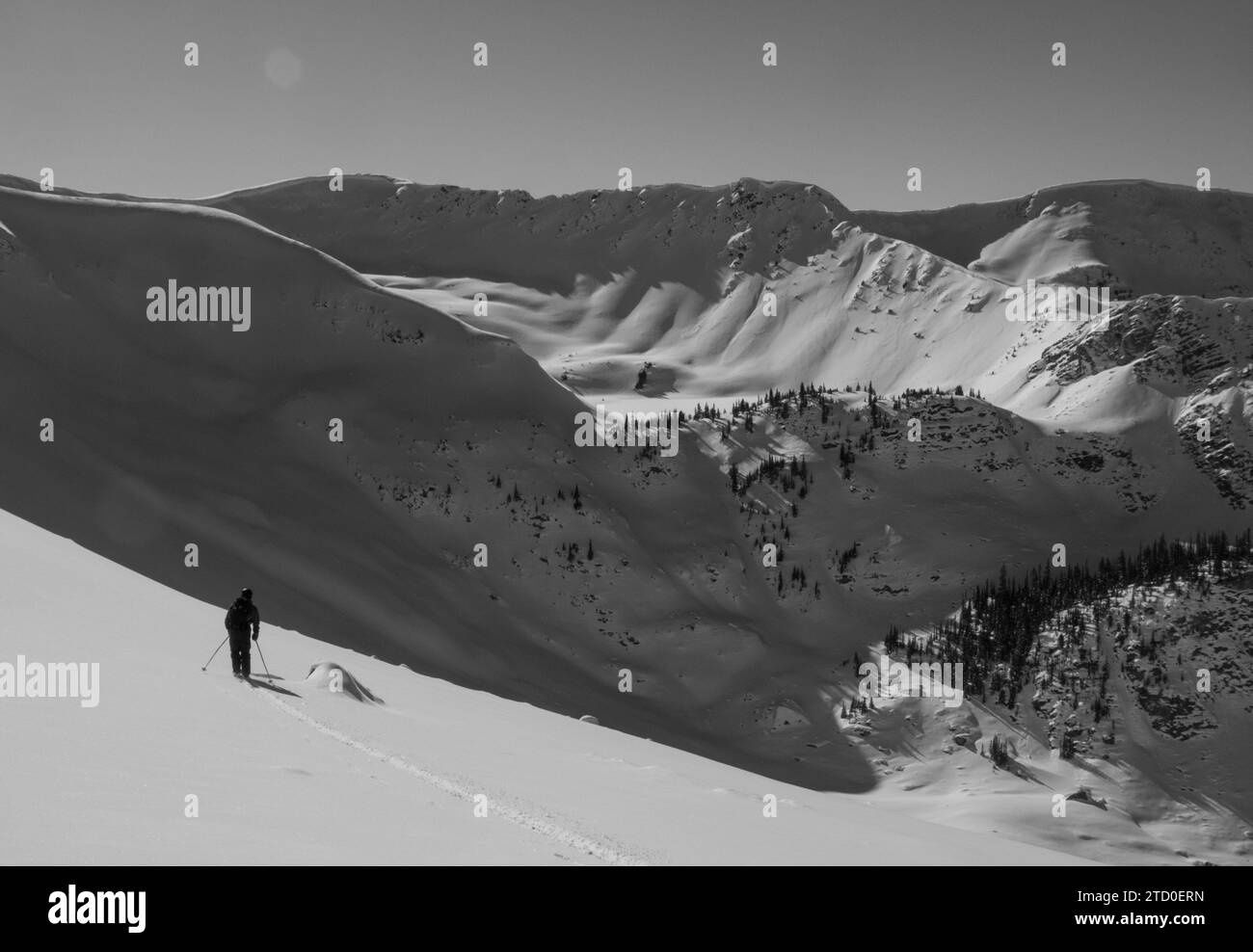 Snow skiing back view Black and White Stock Photos & Images - Alamy