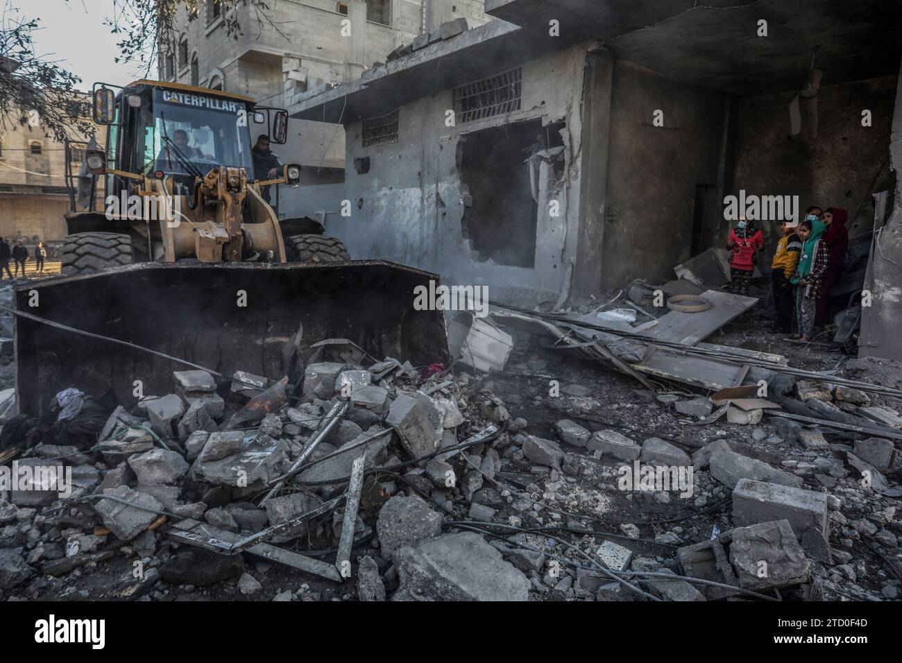 15 December 2023, Palestinian Territories, Rafah: Palestinians remove ...