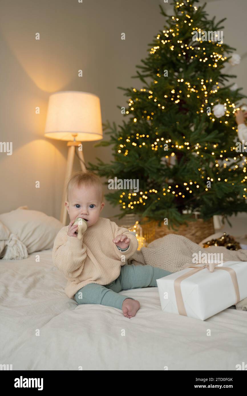 Family sitting around christmas tree hi-res stock photography and ...