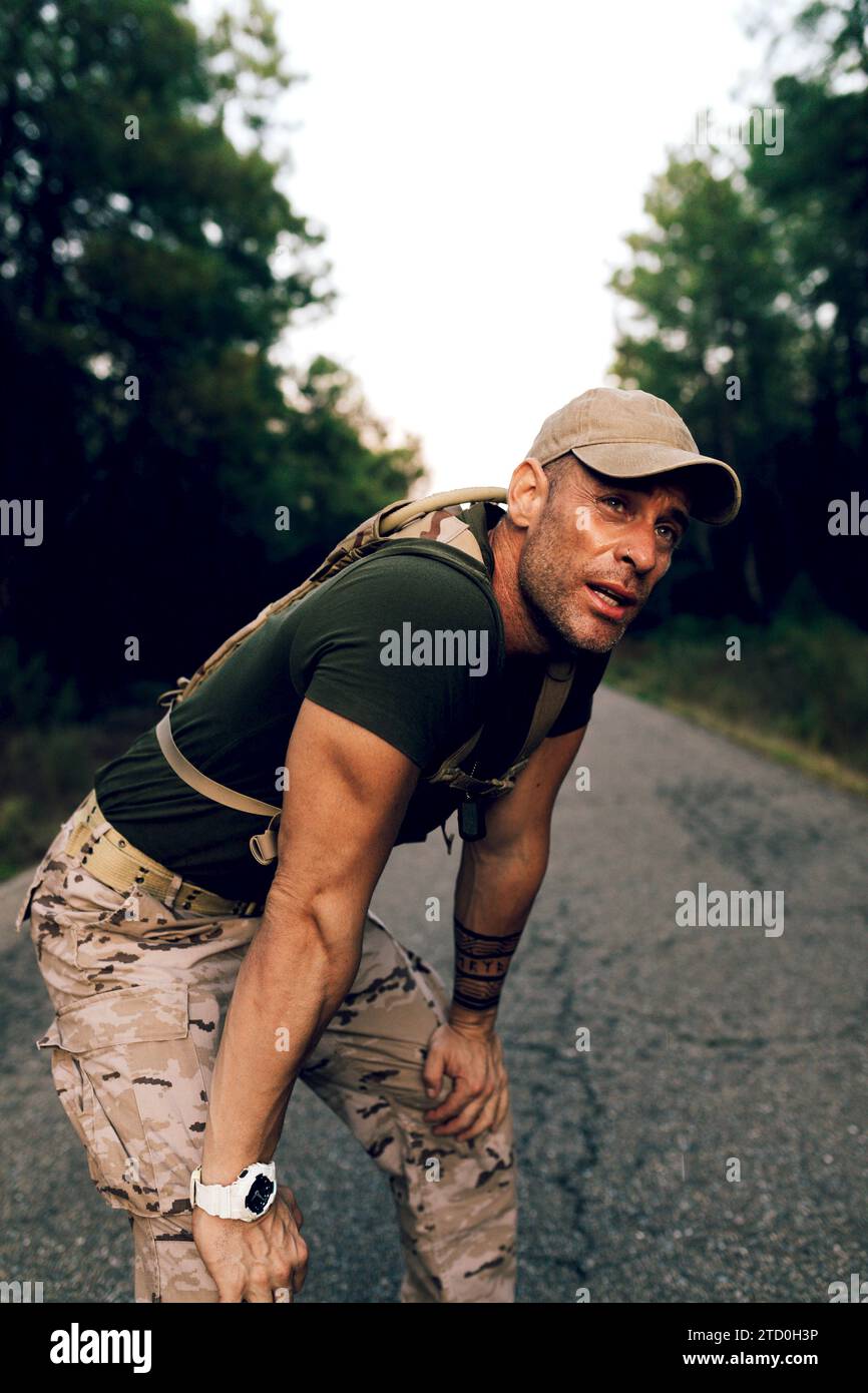 Knee knees leaning looking hi-res stock photography and images - Alamy