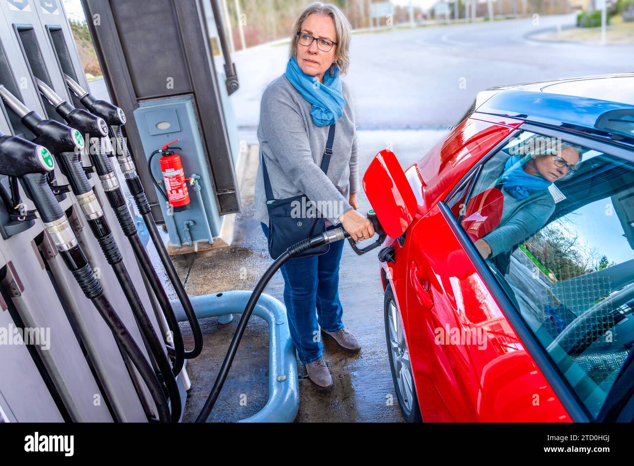 Tankstelle, Kundin tankt Super Benzin E5, Symbolfoto steigende ...