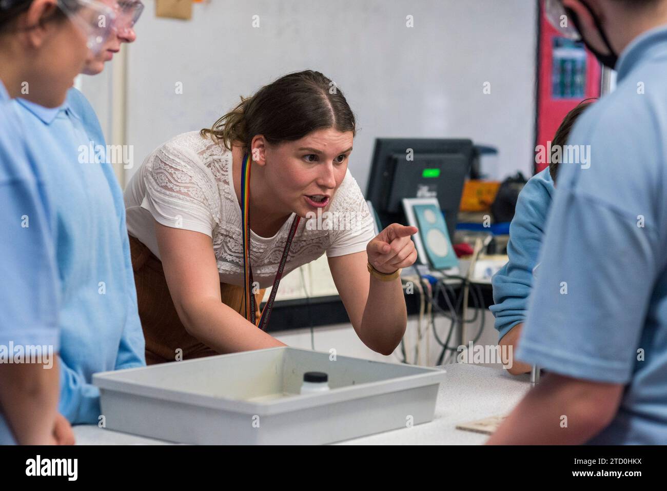 Girl in high school physics class hi-res stock photography and images ...