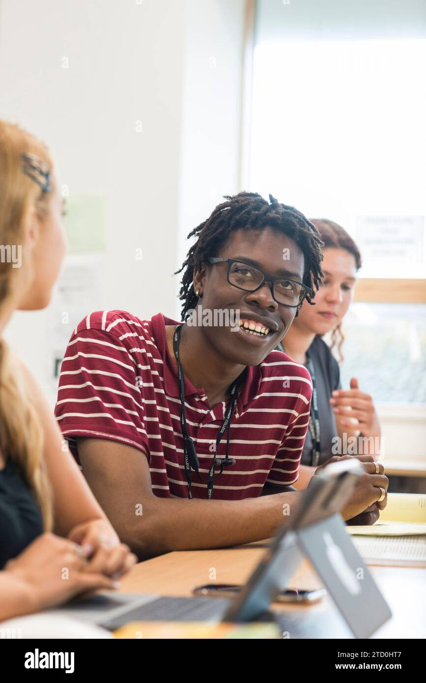 Using computers at school hi-res stock photography and images - Alamy