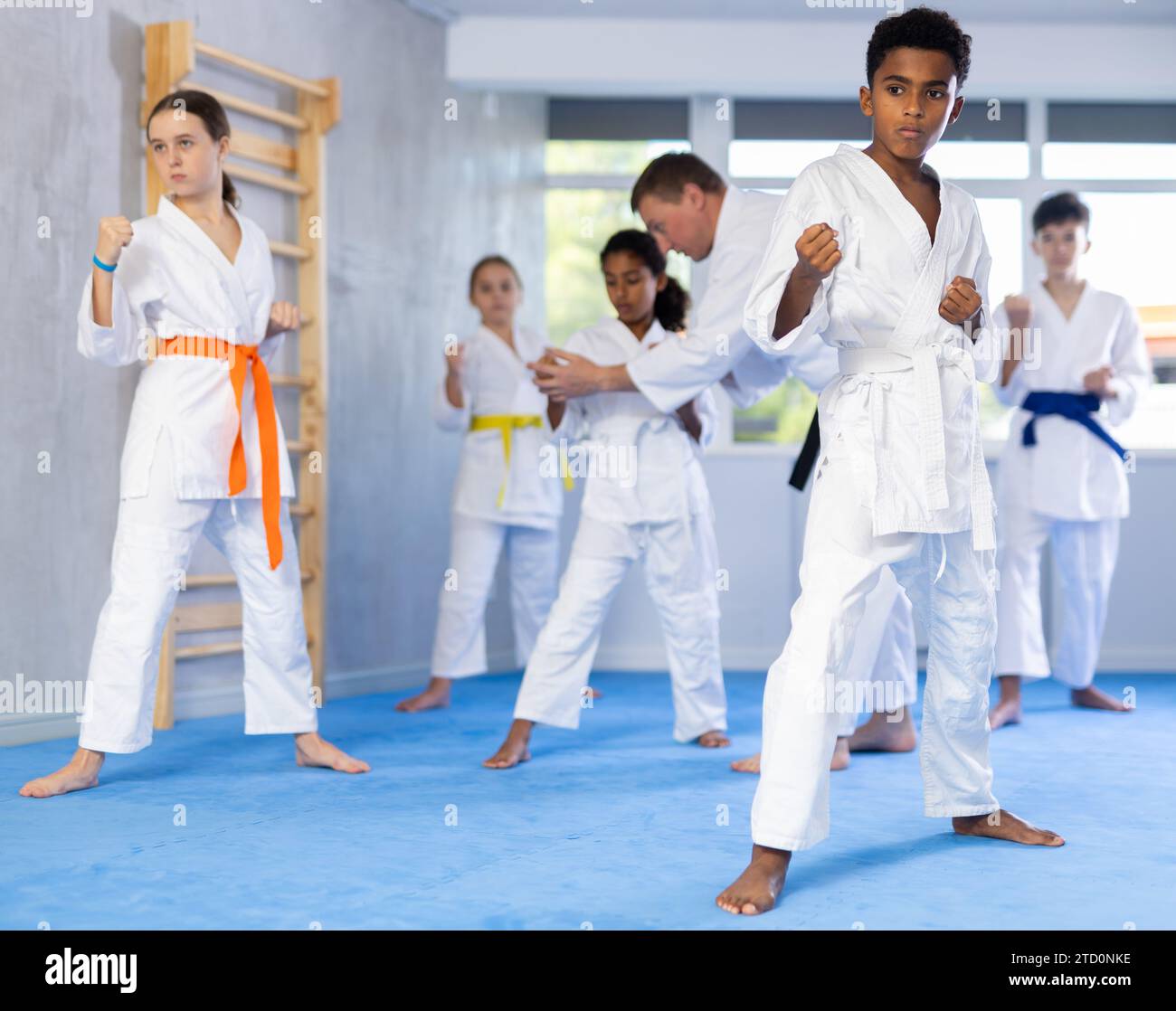 Teen boy karate class hi-res stock photography and images - Alamy